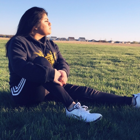 Lilly's Closet (@lilly_strong) | Poshmark